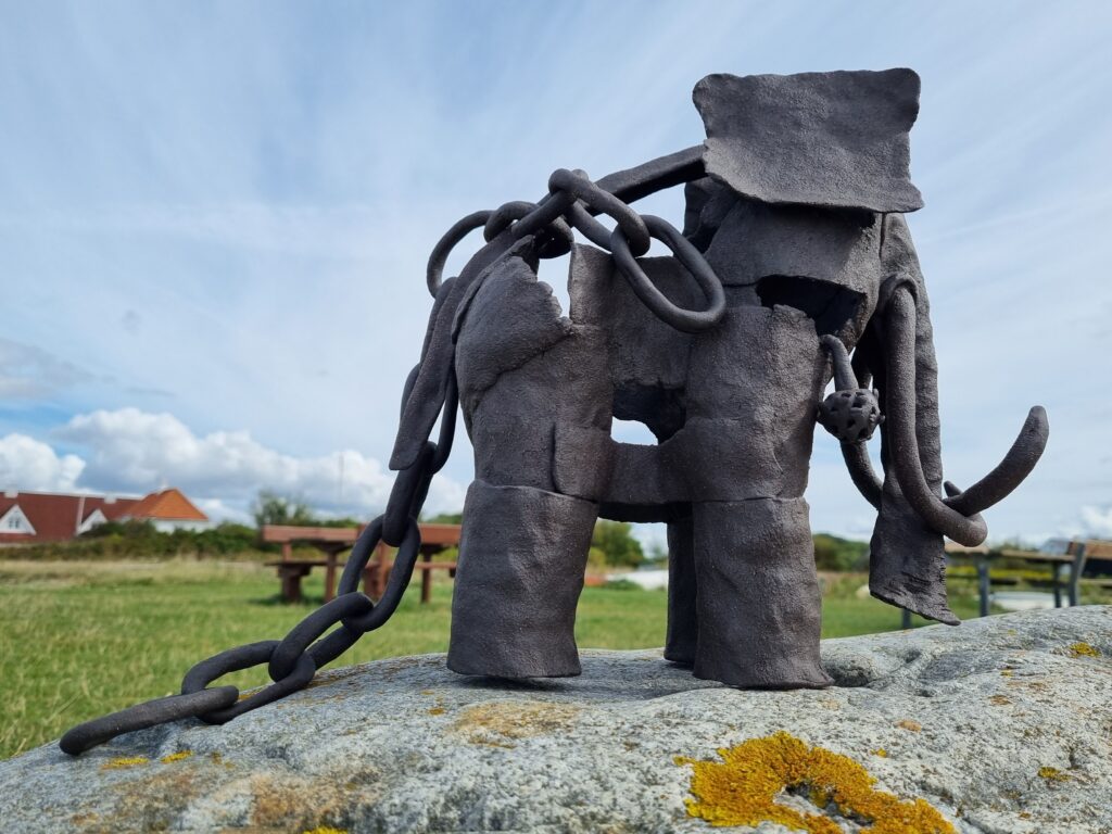 Ikke på lager – Signatur Elefant nr 23 “CHAIN 1” – LerGalleriet – HT ...